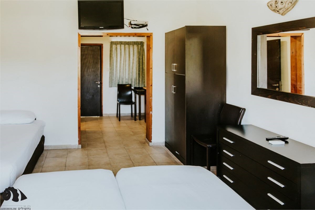 חדרים וסוויטות על הים - נחשולים אירוח כפרי